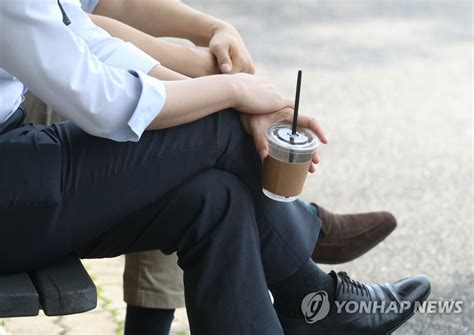 테이크 아웃 커피 들고 공원으로 연합뉴스
