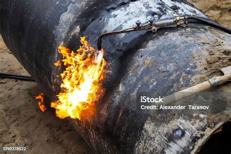 가스 절단 작업은 화재로 파이프를 절단하는 특별한 기술이 필요합니다 0명에 대한 스톡 사진 및 기타 이미지 0명 Performing Arts Event 가열장치