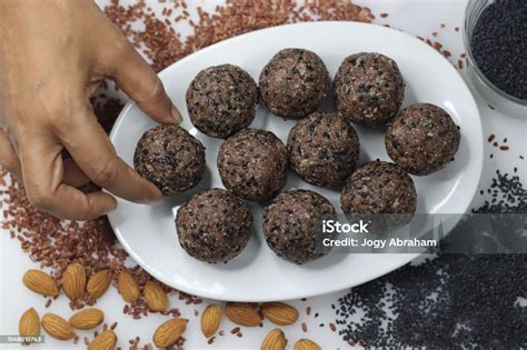 Navara Til Laddu 볶고 간 나바라 쌀 볶은 참깨 재거 카다멈으로 맛을 낸 강판 코코넛으로 만든 달콤한 공 0명에 대한 스톡 사진 및 기타 이미지 Istock