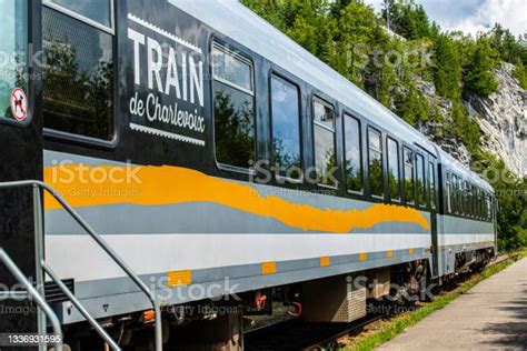 라 말베에서 화창한 날에 역에 도착하는 샤를보이스 열차의 편집 사진 기차에 대한 스톡 사진 및 기타 이미지 기차 샤를부아 0명 Istock