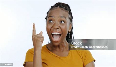 유레카 순간을 위해 흰색 배경에 스튜디오에서 흥분한 흑인 여성과 함께 손 아이디어 및 아하 해결책이나 결론에 놀란 행복한 젊은이와 얼굴 와우 손가락 영감에 대한 스톡 사진