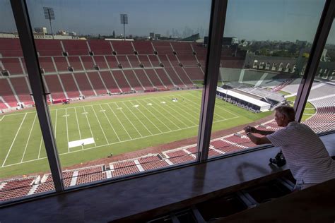 Usc Hopes To Have Team Worthy Of Playing In Dazzling Coliseum Los