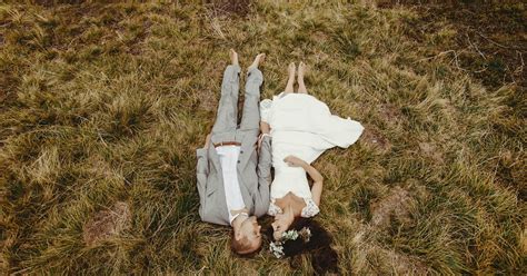 화려한 신부와 세련된 신랑이 위에 누워 있고 보호 웨딩 커플 산에서 호화로운 의식 사진 Unsplash의 여행하다 이미지