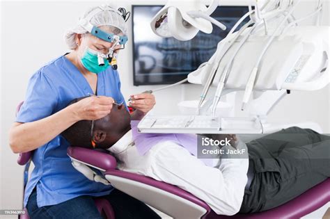 의료의 자에 앉아있는 남자 환자를 위한 치과 의사 전문 충전 치아 가정의 방에 대한 스톡 사진 및 기타 이미지 가정의 방 건강관리와 의술 구급대원 Istock