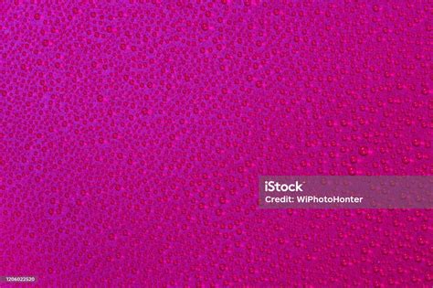 어두운 빨간색 톤 배경에 물 방울의 닫습니다 플라스틱 Pvc 표면 이나 그런 지에 거품과 추상적 인 빨간 젖은 질감 사실적인 순수한 물방울이 응축되었습니다 캔버스 가죽