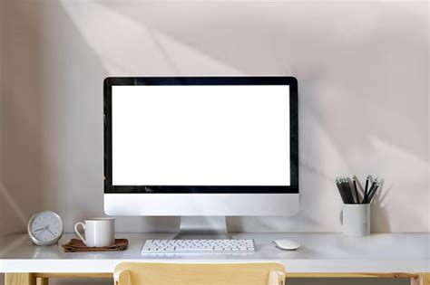 데스크톱 컴퓨터 및 사무 용품으로 작업 영역 이랑 책상 빈 화면 모니터 그래픽에 대 한 몽타주를 표시 합니다 갈색에 대한 스톡 사진 및 기타 이미지 Istock