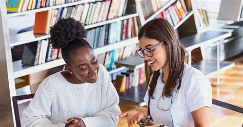 의사 사무실에서 웃는 환자 그녀는 처방약을 받고 있으며 매력적인 여성 의사는 여성 환자에게 조언을 제공합니다 사진 Unsplash의 세르비아 이미지