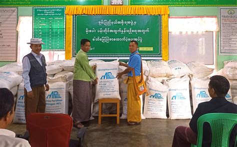 ရှမ်းပြည်နယ်အစိုးရအဖွဲ့မှ မိုးစပါးပန်းတိုင်အထွက်နှုန်းရရှိရေးအတွက် ဓါတ်မြေဩဇာထောက်ပံ့ပေးအပ်ပွဲ