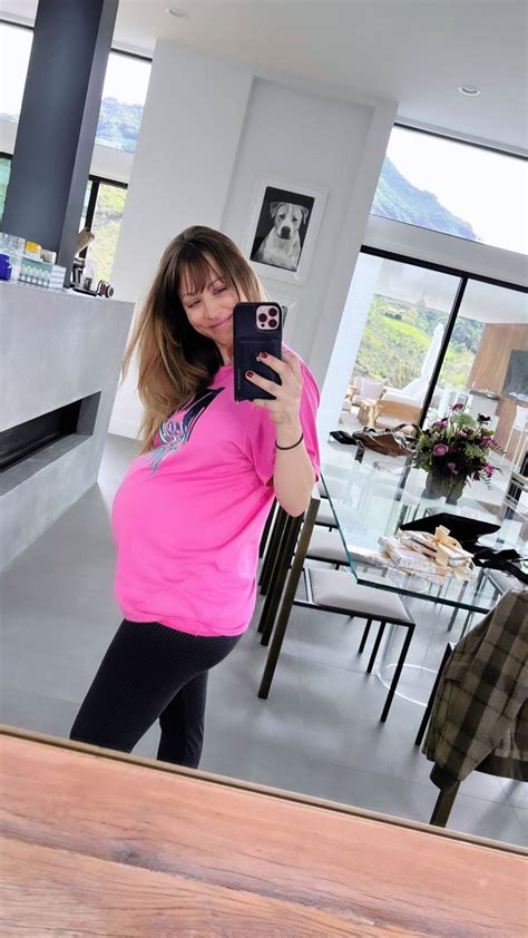 Kaley Cuoco Pregnant Scrolller