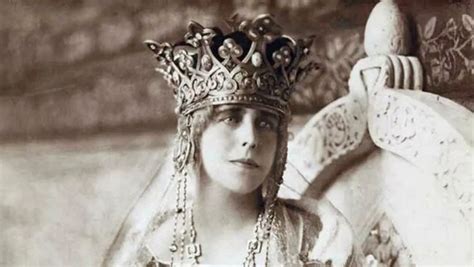 În Fața Liceului Gheorghe Asachi Va Apărea Monumentul Reginei Maria