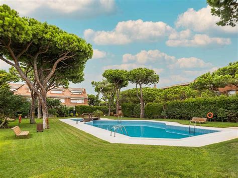 The Best Kind Of Grass To Plant Around Your Pool Southern Maine