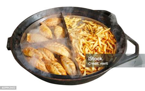 길거리 패스트 푸드큰 프라이팬에 감자 튀김 및 튀긴 쇠고기와 치킨 파이 흰색 절연 갈색에 대한 스톡 사진 및 기타 이미지 갈색 감자 요리 감자튀김 Istock