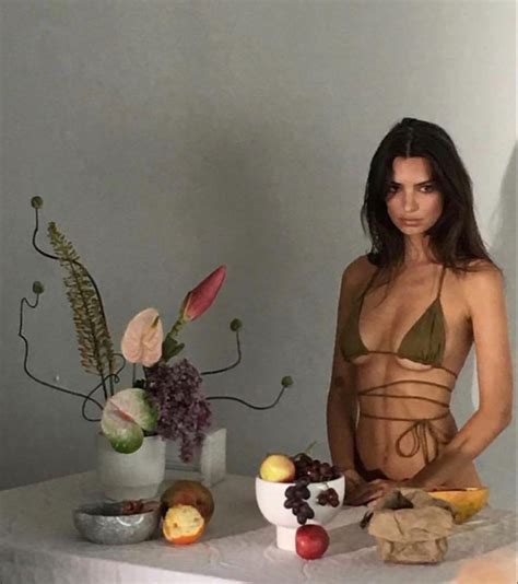 Pin By ᴍᴀᴛɪʟᴅᴀ ᴛᴀʏʟᴏʀ On ᴏꜰꜰ ᴄᴀᴍᴘᴜs Emily Ratajkowski Style Emily