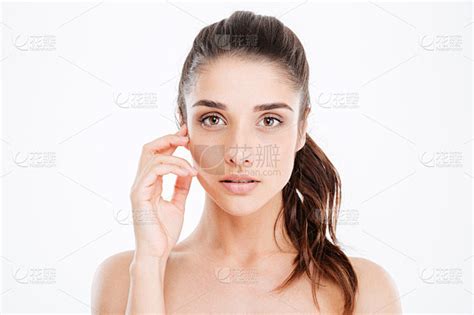 美丽的肖像迷人的年轻女子触摸她的脸