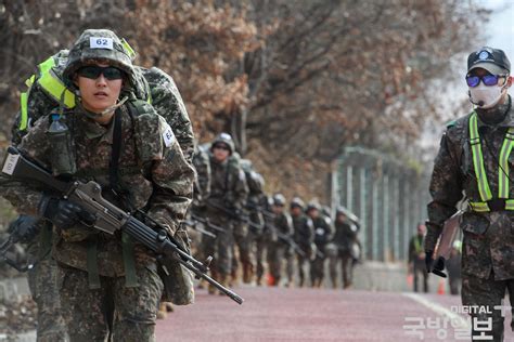 국방사진연구소 육군28보병사단 훈련병 행군 동행취재 20㎏ 군장 메고 Gop 20㎞ 전술행군