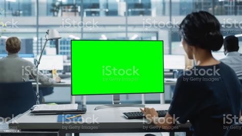 크로마 키 그린 스크린 모의 디스플레이와 데스크톱 컴퓨터에서 작업 하는 사업가의 어깨 샷을 통해 닫습니다 키보드와 마우스를