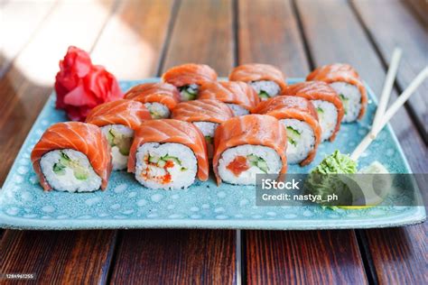 연어 새우 아보카도 크림 치즈를 곁들인 필라델피아 롤 초밥 초밥 메뉴 일본 음식 0명에 대한 스톡 사진 및 기타 이미지 0명