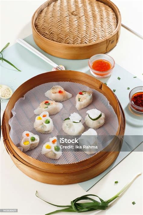 화려한 야채 토핑 Shumai 및 새우 포켓 딤섬이있는 홍콩 스타일 딤섬 0명에 대한 스톡 사진 및 기타 이미지 0명