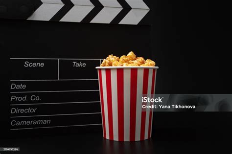 팝콘 캐러멜 버킷과 시네마 클래퍼 보드 스위트 콘 트리트먼트 영화 제작 스낵 팝콘 박스 엔터테인먼트 0명에 대한 스톡 사진 및 기타 이미지 Istock