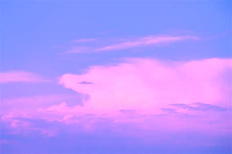 파스텔 네온 색상의 분홍색 구름이있는 밝은 다채로운 배경 하늘 풍경 보라색 라일락 하늘 하늘에 대한 스톡 사진 및 기타 이미지