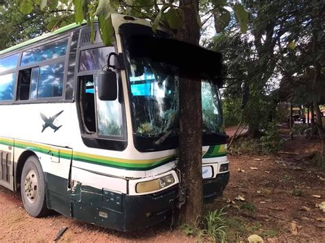 ရန်ကုန် ပြည်လမ်းမှာ ခရီးသည်တင်ယာဥ် ၁ စီး လမ်းဘေးသစ်ပင်ဝင်တိုက်လို့ ၄ ဦးဒဏ်ရာရ