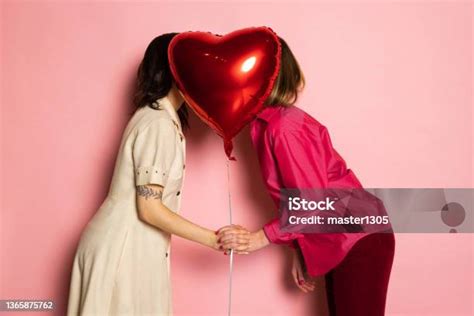풍선 모양을 잡고 행복한 부부 발렌타인 데이 축하 감정 얼굴 표정 사랑 관계 낭만적 인 휴일의 개념 20 24세에 대한 스톡 사진 및 기타 이미지 Istock