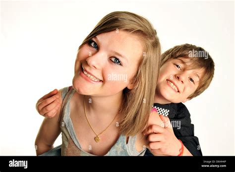 Gro E Schwester Und Kleiner Bruder Modell Ver Ffentlicht Stockfotografie Alamy