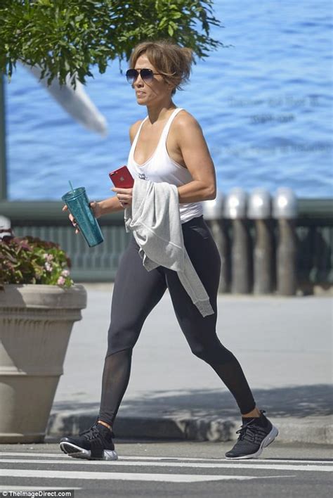 Jennifer Lopez Hangs Out With Stunt Lookalike On Set Daily Mail Online