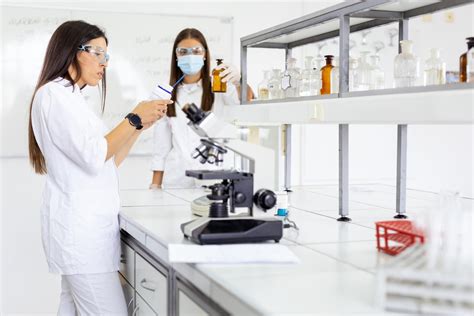 How Multi Level Lab Benches Can Maximize Space Efficiency