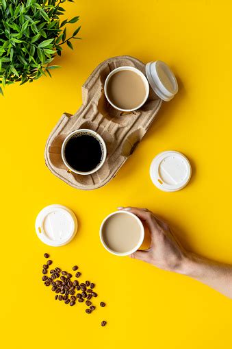 컵 홀더가 있는 종이컵에 들어갈 수 있는 다양한 종류의 커피 0명에 대한 스톡 사진 및 기타 이미지 0명 갈색 공란 Istock