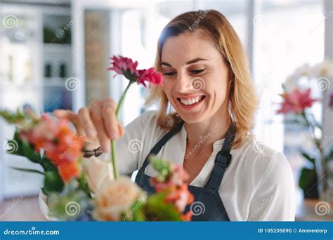 Florista De Sexo Femenino Que Arregla Las Flores En Ramo Foto De Archivo Imagen De Minorista