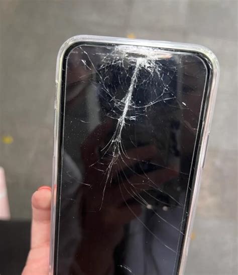 硬核的tt老师 的想法 手机外屏碎了别担心，维修时换个说法 当你的手机不慎跌落，外屏玻璃碎裂，但内屏显示和触摸功能依然正常时，你是否会直接告诉维修店“换屏幕”？其实，这样做可能会让你多花