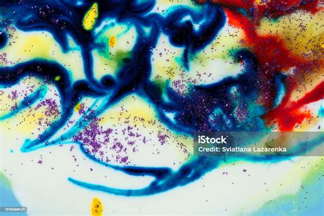 매우 아름다운 투명 예술 예술의 추상적 인 작품 잉크 색상은 놀라 놀라 히 밝고 빛나는 반투명 부드러운 흰색 배경에 파란색과 빨간색 줄무늬 0명에 대한 스톡 사진 및 기타