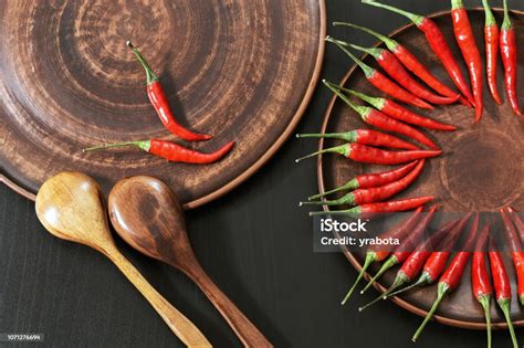 점토 냄비 요리 부엌 식탁에 뜨거운 붉은 고추 매운 빨간 고추의 동그라미입니다 텍스트에 대 한 공간을 확보 위에서 보기 격 조 음식 사진입니다 갈색에 대한 스톡 사진 및