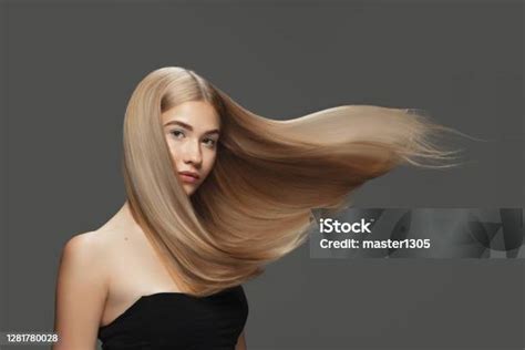 어두운 스튜디오 배경에 고립 된 긴 부드러운 비행 금발 머리와 아름다운 모델 털에 대한 스톡 사진 및 기타 이미지 털 긴 머리 날기 Istock