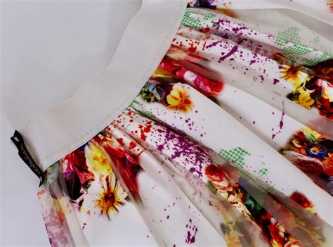 Дълга ефирна пола на цветя и светъл фон на райе Ateliani