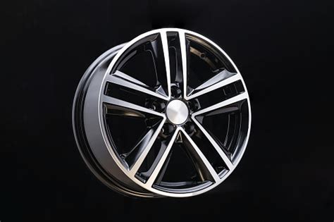 자동차 주조 알루미늄 합금 바퀴 광택 전면 블랙 실버 매우 아름답고 현대적인 패션 어두운 배경 요소 스포크에 클로즈업 가장자리에