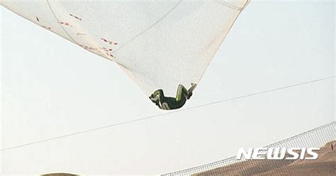 세계 최초 낙하산 없이 스카이다이빙 성공