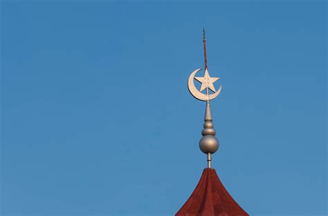 모스크 꼭대기에 있는 별과 초승달은 이슬람의 상징입니다 초승달에 대한 스톡 사진 및 기타 이미지 초승달 0명 건축 Istock
