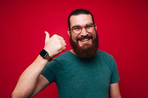 안경을 쓴 쾌활한 수염을 가진 남자의 초상화 엄지 손가락으로 몸짓 귀여운에 대한 스톡 사진 및 기타 이미지 귀여운 남자 남자 사업가 Istock