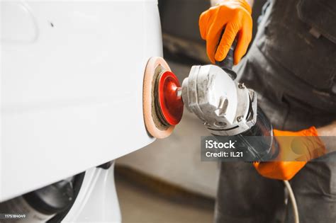 연마 및 왁싱 클로즈업으로 흰색 자동차를 청소하는 작업자 자동차 수리점 그라인더 산업 장비에 대한 스톡 사진 및 기타 이미지 그라인더 산업 장비 긁힌 기계공 Istock