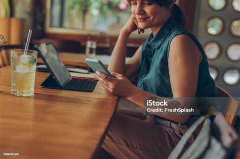 재택 근무 예쁜 갈색 머리 사업가 그녀의 태블릿 Pc와 그녀의 휴대 전화를 사용 하는 동안 로컬 카페에서 원격으로 작업 30 34세에 대한 스톡 사진 및 기타 이미지