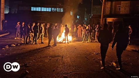 ادامه تظاهرات در ده‌ها شهر و به آتش کشیدن بیت‌ موزه خمینی Dw ۱۴۰۱