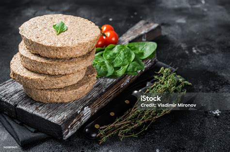 채식 식물 기반 의 고기 버거 패티 허브와 나무 보드에 원시 채식 주의자 커틀릿 검은 색 배경 맨 위 보기입니다 복사 공간 야채 햄버거에 대한 스톡 사진 및 기타 이미지