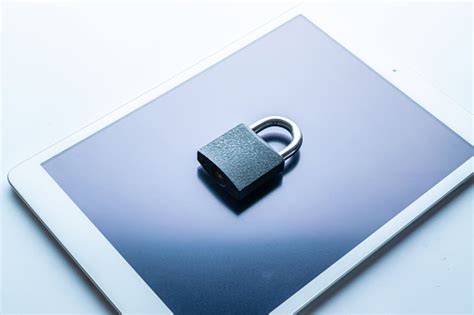 비즈니스 보안 보호 자물쇠가있는 현대 공간 회색 휴대 전화 흰색 배경의 키 스마트폰 사기 온라인 사기 및 사이버 보안 위협 개념에 대한 스톡 사진 및 기타 이미지 Istock