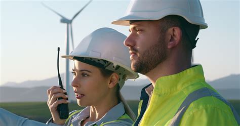 풍력 에너지 사람 및 라디오는 통신 프로젝트 관리 또는 혁신을 위한 분야입니다 엔지니어 팀 검사 지시 또는 재생 가능한 자원 전력을 위한 풍차 농장에 대한 이야기 또는 기술