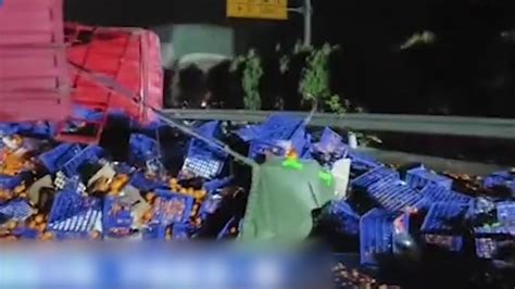 男子疲劳驾驶撞翻前方货车，被撞车上5万多元芦柑全被毁凤凰网视频凤凰网