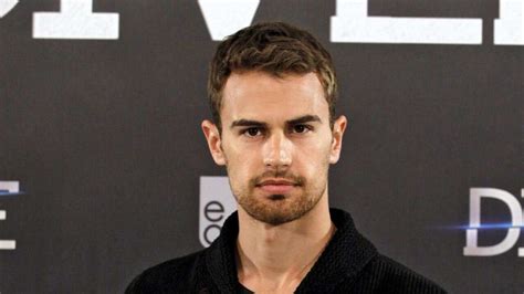 Theo James La Carriera Da Divergent A The White Lotus