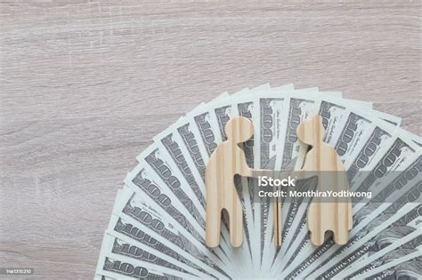 뮤추얼 펀드 나무 배경에 Usd 달러 돈을 가진 사랑 부부 선배 미래 및 가족 금융 개념에 대비하기 위해 돈을 절약 0명에 대한