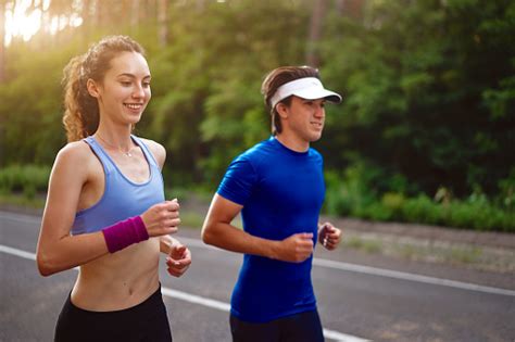 백인 여성 스포츠 여자와 소나무 숲 도로를 실행 전신 길이에 남자를 맞습니다 건강한 라이프 스타일 개념 2명에 대한 스톡 사진 및 기타 이미지 Istock